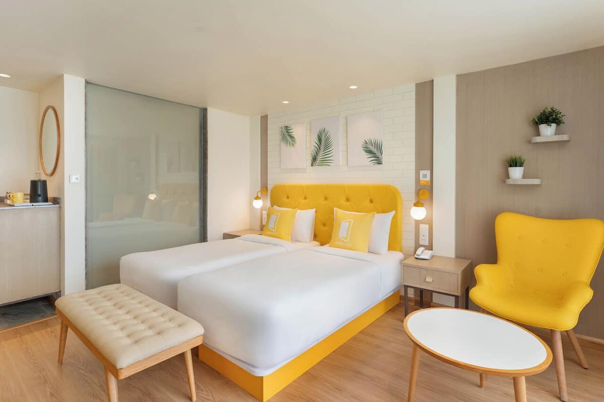 Quarto duplo luxo, vista para o lago | 1 quarto, cofres nos quartos, escrivaninha
