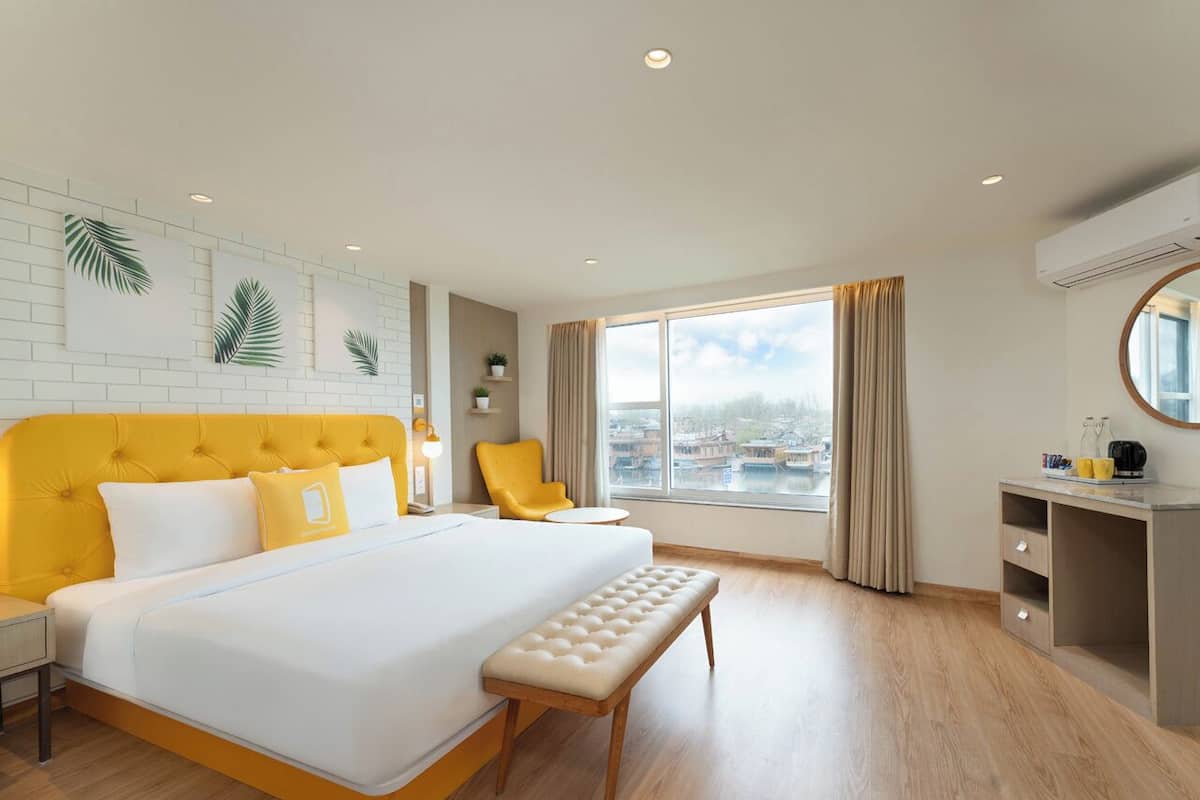 Quarto casal luxo, vista para o lago | 1 quarto, cofres nos quartos, escrivaninha