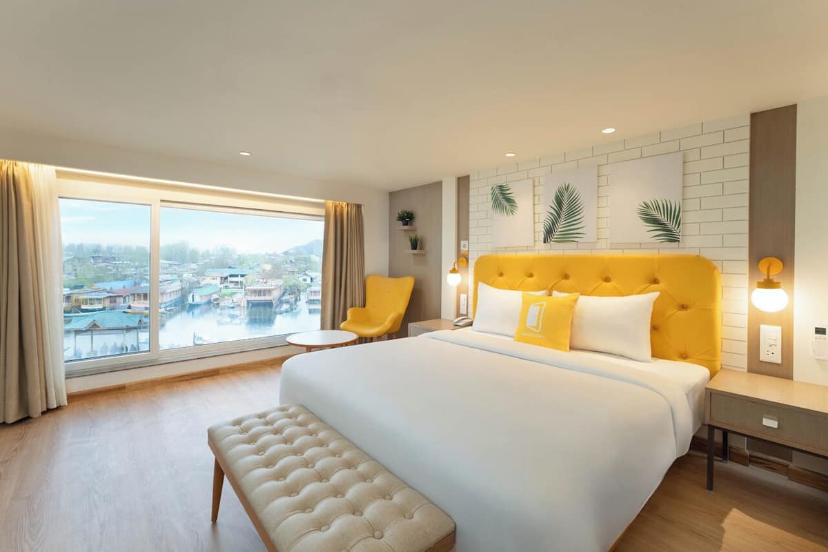 Suíte com design assinado, vista para o lago | 1 quarto, cofres nos quartos, escrivaninha