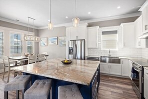 Casa, 4 quartos | Cozinha privada | Um frigorífico, um forno, uma cafeteira/bule, uma torradeira 