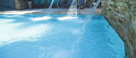 Piscina interior, 2 piscinas exteriores, guarda-sóis, espreguiçadeiras