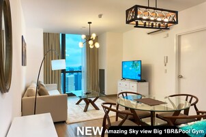 Apartamento básico, vista para a cidade | Área de estar | TV de tela plana