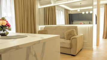 Apartamento Deluxe, vista para o jardim | Sala de estar | Televisor LED de 143 polegadas com canais por cabo