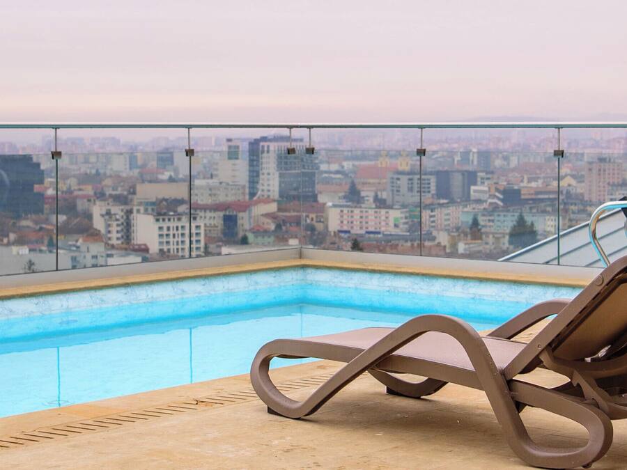 Piscina externa, funciona das 10h às 22h, espreguiçadeiras