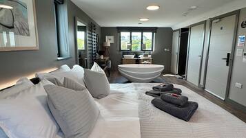 Suite de Luxo, vista para a colina | 1 quarto, com decoração personalizada, quartos insonorizados