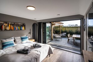 Estúdio superior, vista para o jardim | Roupas de cama premium, individualmente decorados