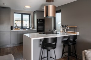 Estúdio superior, vista para o jardim | Cozinha privada | Geladeira, micro-ondas, máquina de café expresso, chaleira elétrica