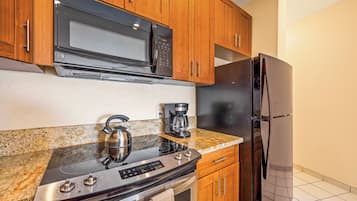 Apartamento Deluxe em Condomínio Fechado, lanai (alpendre havaiano) | Cozinha privada | Um frigorífico/congelador grande, um micro-ondas, um forno