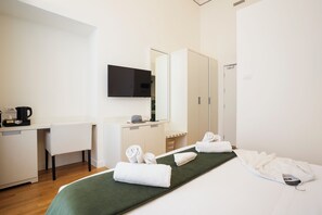 Quarto Duplo ou Twin Standard, Vista para a cidade | Minibar, cofre com capacidade para portátil, secretária 