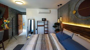 Quarto moderno com cama grande, escrivaninha e guarda-roupa.