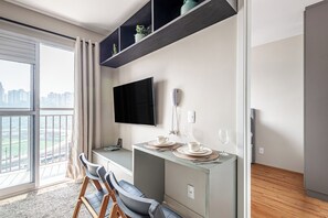 Apartamento Standard, vista para o rio | Sala de estar | Televisor