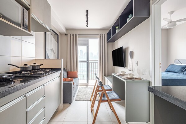 Apartamento Standard, vista para o rio | Sala de estar | Televisor