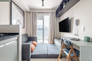 Apartamento Standard, vista para o rio | Sala de estar | Televisor