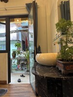 Quarto Quádruplo de Luxo, vista para a colina | Ferro/tábua de engomar, Wi-fi grátis 