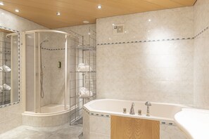 Apartamento | Banheiro | Banheira, secador de cabelo