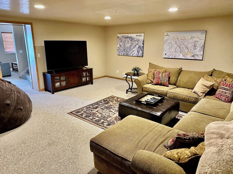 Mountain Paradise: Townhome Living At The Crossroads Of Ski And Golf-sleeps 10+\n - Huntsville, UT