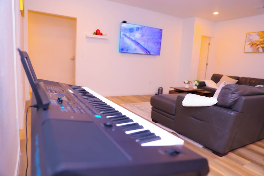 Cozy 3-bedroom Home, 3 Min To Auroras Gaylord, 10 Min To Denver Airport! - Aurora, CO