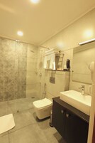 Quarto Duplo | Casa de banho | Um polibã, artigos de higiene pessoal grátis, um secador de cabelo
