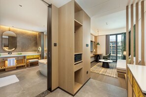 Casa de banho de hotel moderna com banheira, toucador e espelho grande.
