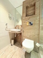 Quarto luxo, vista para a cidade | Banheiro | Chuveiro, chinelos