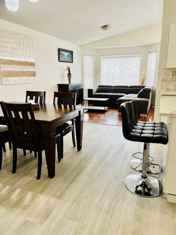 Fort Mcmurray Home - 4 Bedroom House: Perfect For Families & Business - Fort McMurray