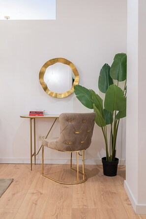 Apartamento Deluxe, 2 quartos, varanda, Vista para a cidade | 2 quartos, cortinas/cortinados opacos, ferro/tábua de engomar 