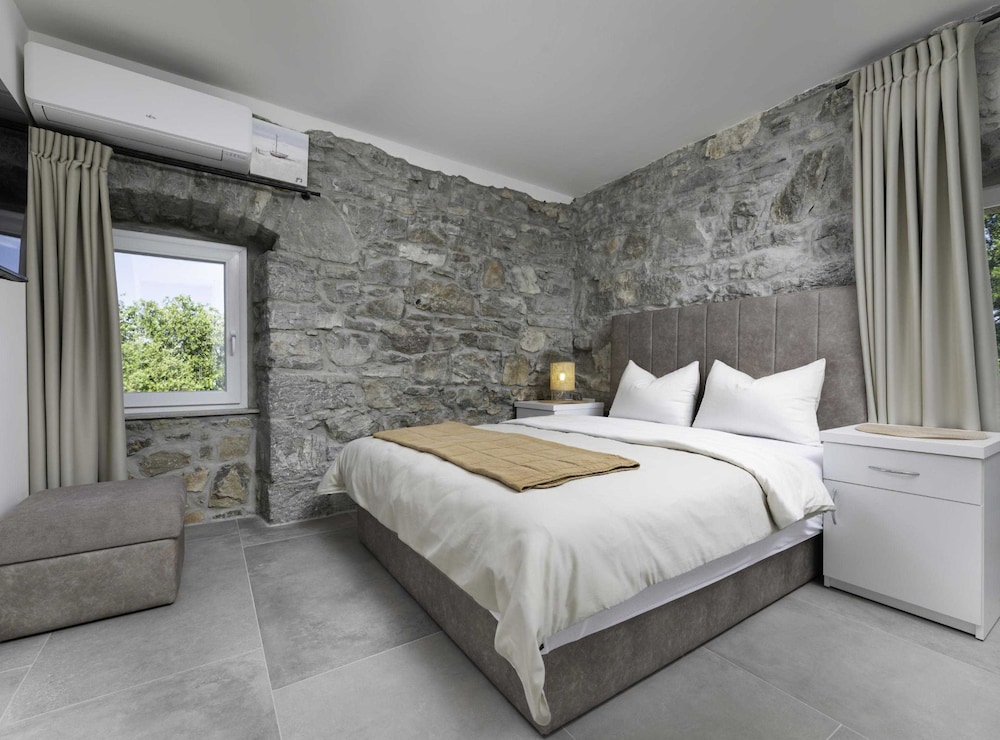 Luxury Krk Villa With Private Pool And Gardens - Krk