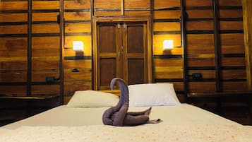 Quarto, 1 cama king-size, não fumadores, vista para o jardim | Secretária, secretária adequada para computadores portáteis