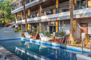 Piscina externa, funciona das meio-dia às 21h, espreguiçadeiras