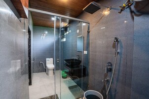 Quarto Familiar | Casa de banho | Um polibã, um chuveiro fixo, artigos de higiene pessoal grátis 