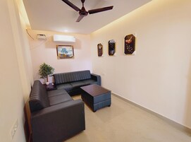 Quarto família | Área de estar | TV LED 32 polegadas com canais digitais, serviços de streaming