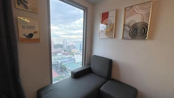 Condo superluxo, 1 cama Queen, sacada, vista para o oceano | Área de estar