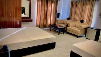 Quarto Duplo Deluxe, Vista para a cidade | Quartos insonorizados, ferro/tábua de engomar, Wi-fi grátis