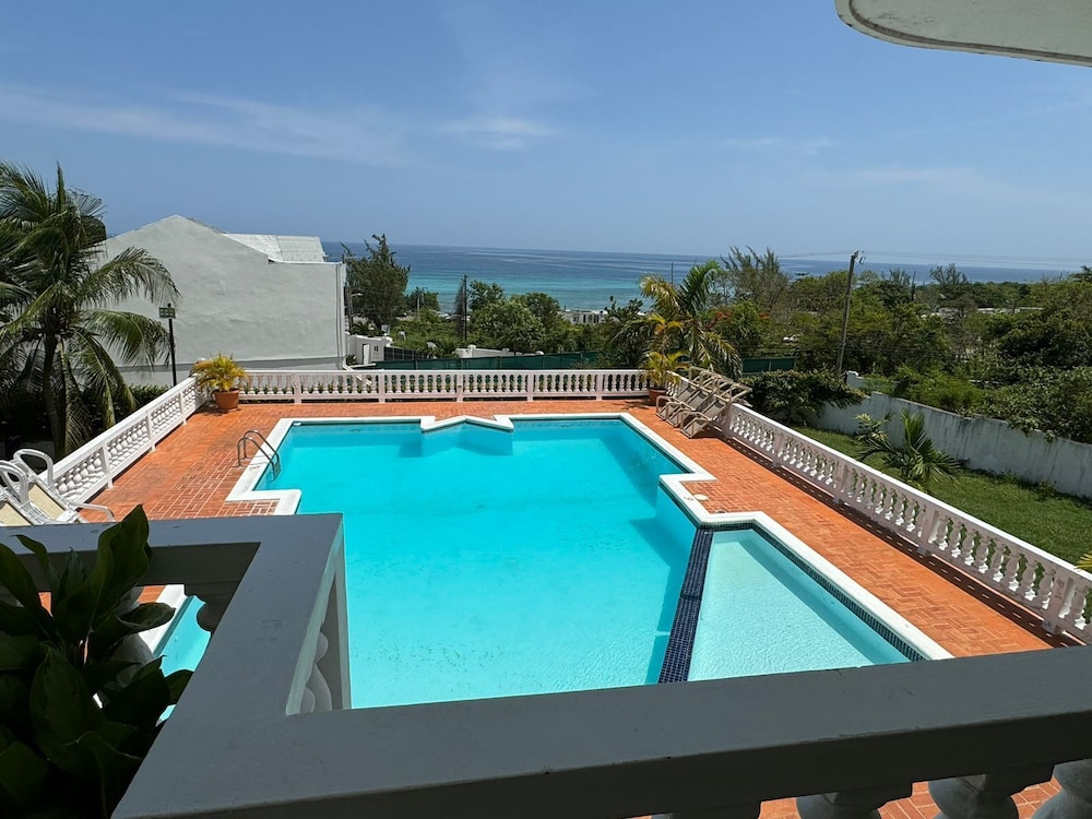 Blue Turquoise Sea Villa - Montego Bay