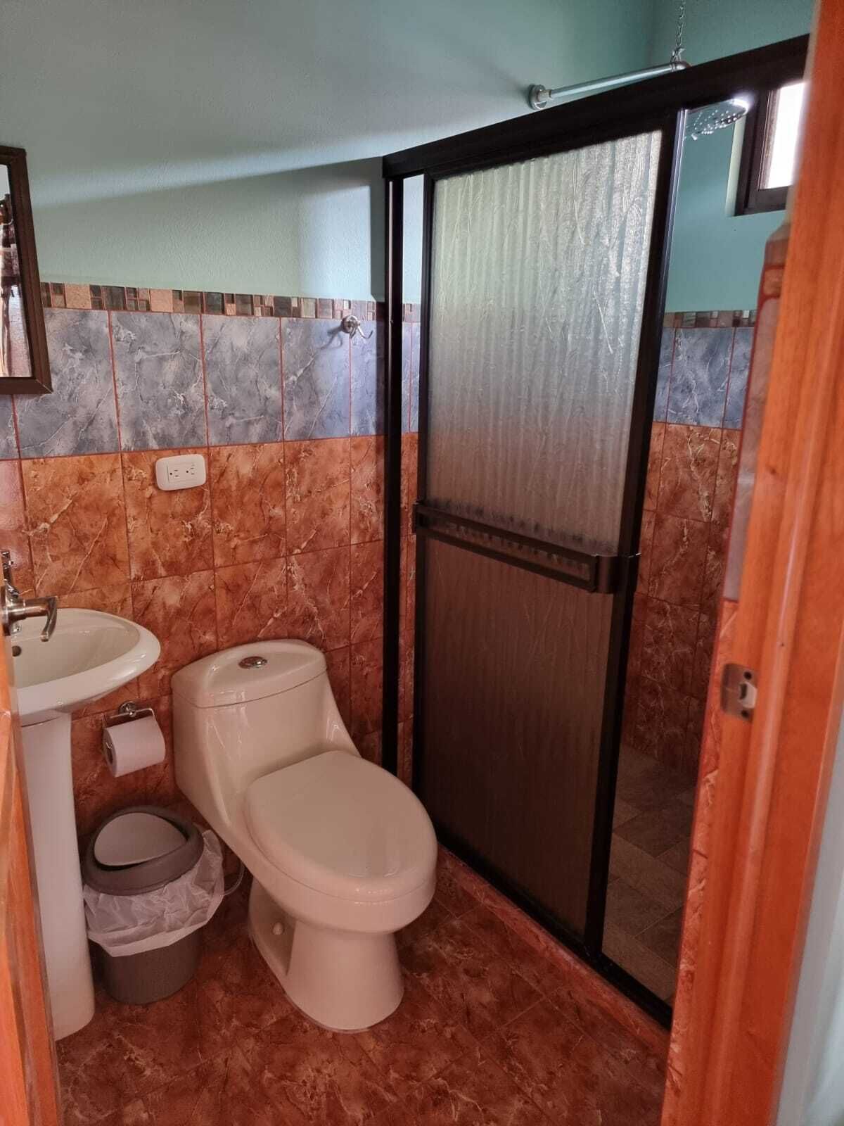 Um polibã, toalhas fornecidas, sabão, champô 