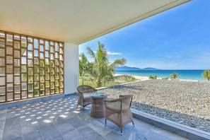 Villa Exclusiva, 5 quartos, vista para a praia, em frente à praia | Sala de estar | TV de ecrã plano