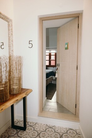 Quarto Duplo Comfort | Cofre no quarto, com mobília individualizada, secretária 