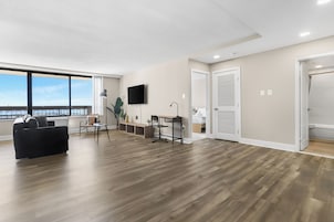 Apartamento Comfort, 1 quarto, varanda, Vista para a cidade | Sala de estar | Smart TV de 50 polegadas com canais por cabo