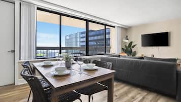 Apartamento Comfort, 1 quarto, varanda, Vista para a cidade | Refeições no quarto