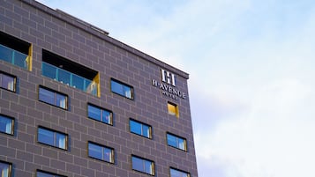 Um edifício moderno com uma placa que diz