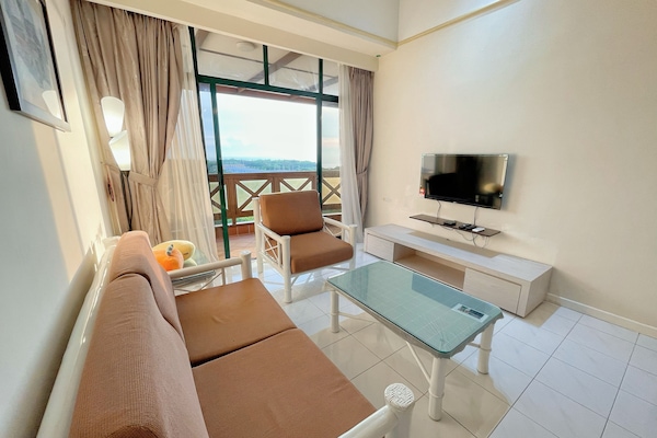 Apartamento conforto, sacada, vista parcial para o mar | Área de estar