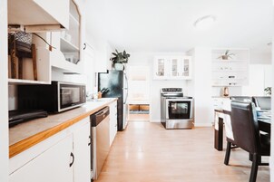 Casa família | Cozinha privada | Chaleira elétrica, torradeira, cadeirão de bebê