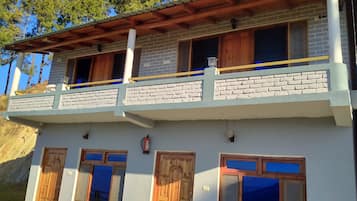 Quarto casal conforto, sacada, vista para o vale | Wi-Fi de cortesia