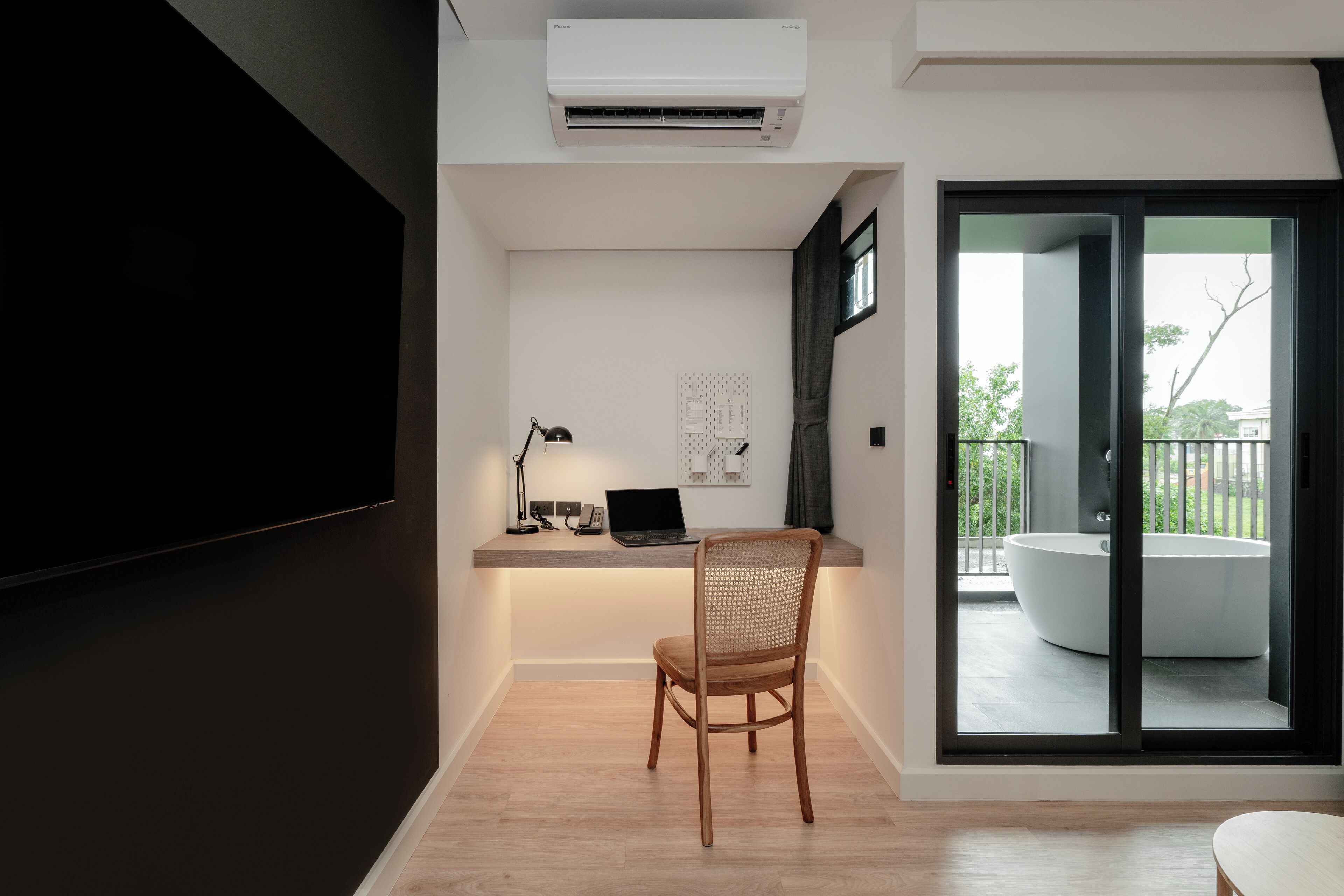Uma casa de banho moderna com banheira, área de duche e sanita.