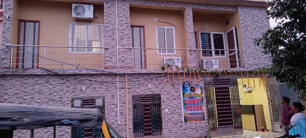 Goroomgo Rail View Guest House Puri - Puri