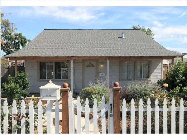 Cozy 2-bedroom House With Gated 2 Car Parking, 2 Blocks From The Bay - Mountain View, CA