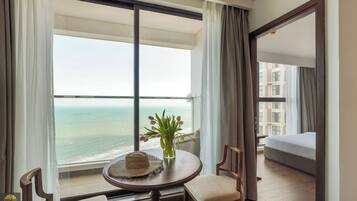 Apartamento de Luxo, 2 quartos, varanda, vista para o oceano | 2 quartos, minibar com produtos grátis, cofre no quarto, secretária