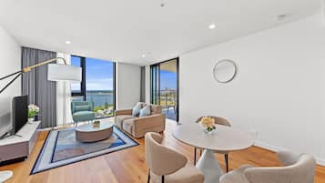 Apartamento, 2 quartos, varanda, em frente ao mar | Sala de estar | Smart TV de 50 polegadas com canais digitais