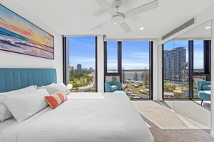 Apartamento, 2 quartos, varanda | Secretária adequada para computadores portáteis, ferro/tábua de engomar 