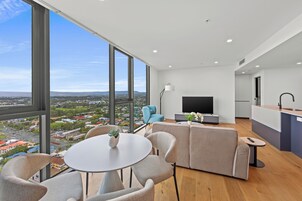 Apartamento, 2 quartos, 2 casas de banho, vista para a baía | Sala de estar | Smart TV de 50 polegadas com canais digitais 